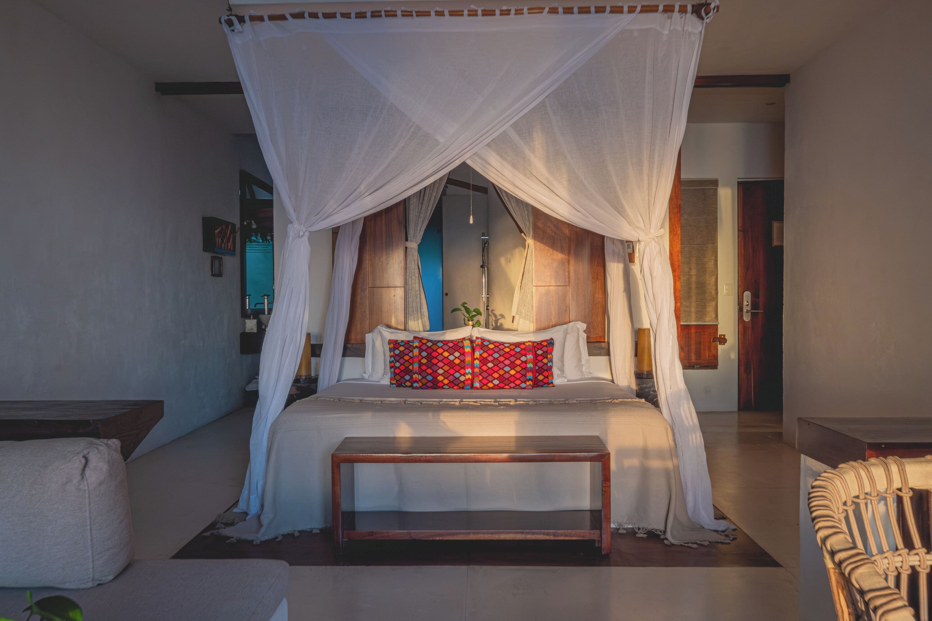 Suíte júnior, 1 cama King, piscina particular, de frente para a praia | Frigobar, cofres nos quartos, cortinas blackout