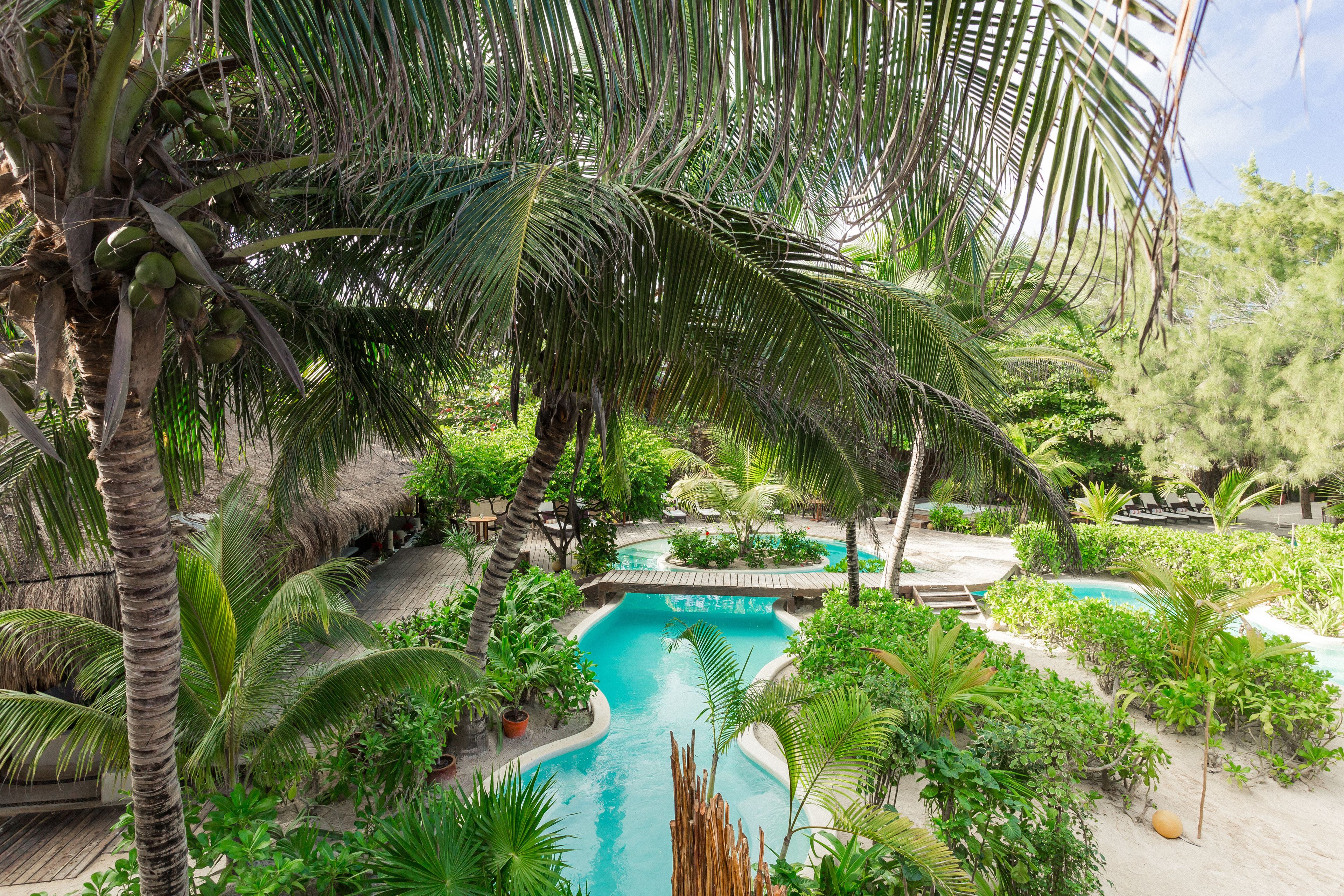 2 piscinas externas, funciona das 7h às 20h, espreguiçadeiras