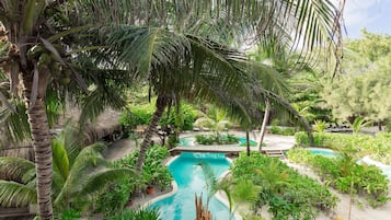 2 piscinas exteriores, da(s) 7:00 à(s) 20:00, espreguiçadeiras