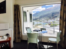 Estúdio superior | Ferros/tábuas de passar roupa, Wi-Fi de cortesia, roupa de cama