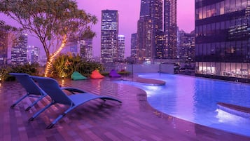 Piscina exterior, espreguiçadeiras