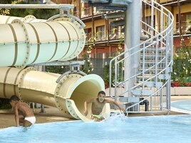 Piscina interna, piscina externa, espreguiçadeiras