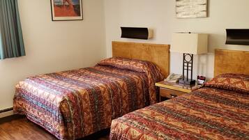 Quarto Standard, 2 camas de casal, não fumadores | Ferro/tábua de engomar, Wi-fi grátis, roupa de cama fornecida