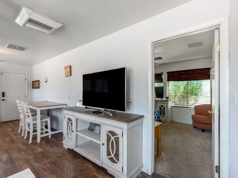 Apartamento Standard, 1 cama queen-size, aceitam-se animais de estimação, no rés do chão | Sala de estar | TV de ecrã plano