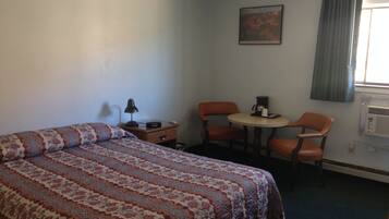 Quarto Standard, 1 cama queen-size, não fumadores | Ferro/tábua de engomar, Wi-fi grátis, roupa de cama fornecida