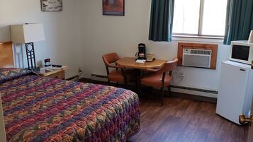 Quarto Standard, 1 cama queen-size, não fumadores | Casa de banho | Um polibã, um secador de cabelo, toalhas fornecidas