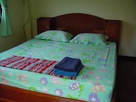 Two Bedroom Bungalow | Cofres nos quartos, escrivaninha. New Sunrise Village Bang Po Beach