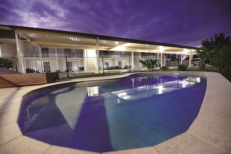 Piscina exterior . Oaks Middlemount Suites