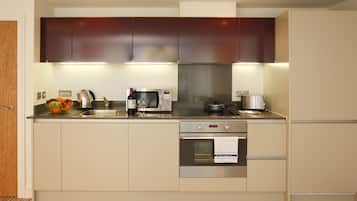 Um frigorífico, um micro-ondas, uma placa de cozinha