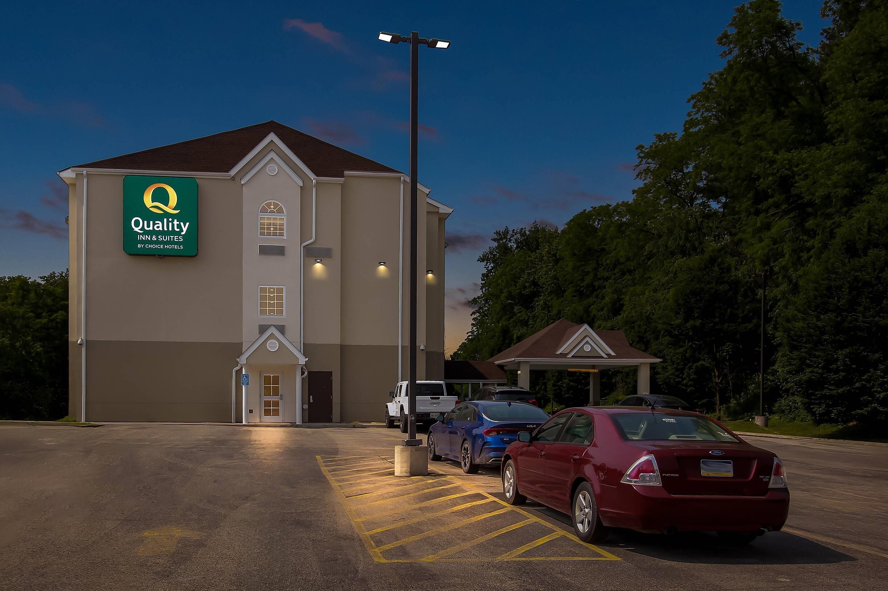 Um hotel com uma placa indicando "Quality Inn & Suites by Choice Hotels".