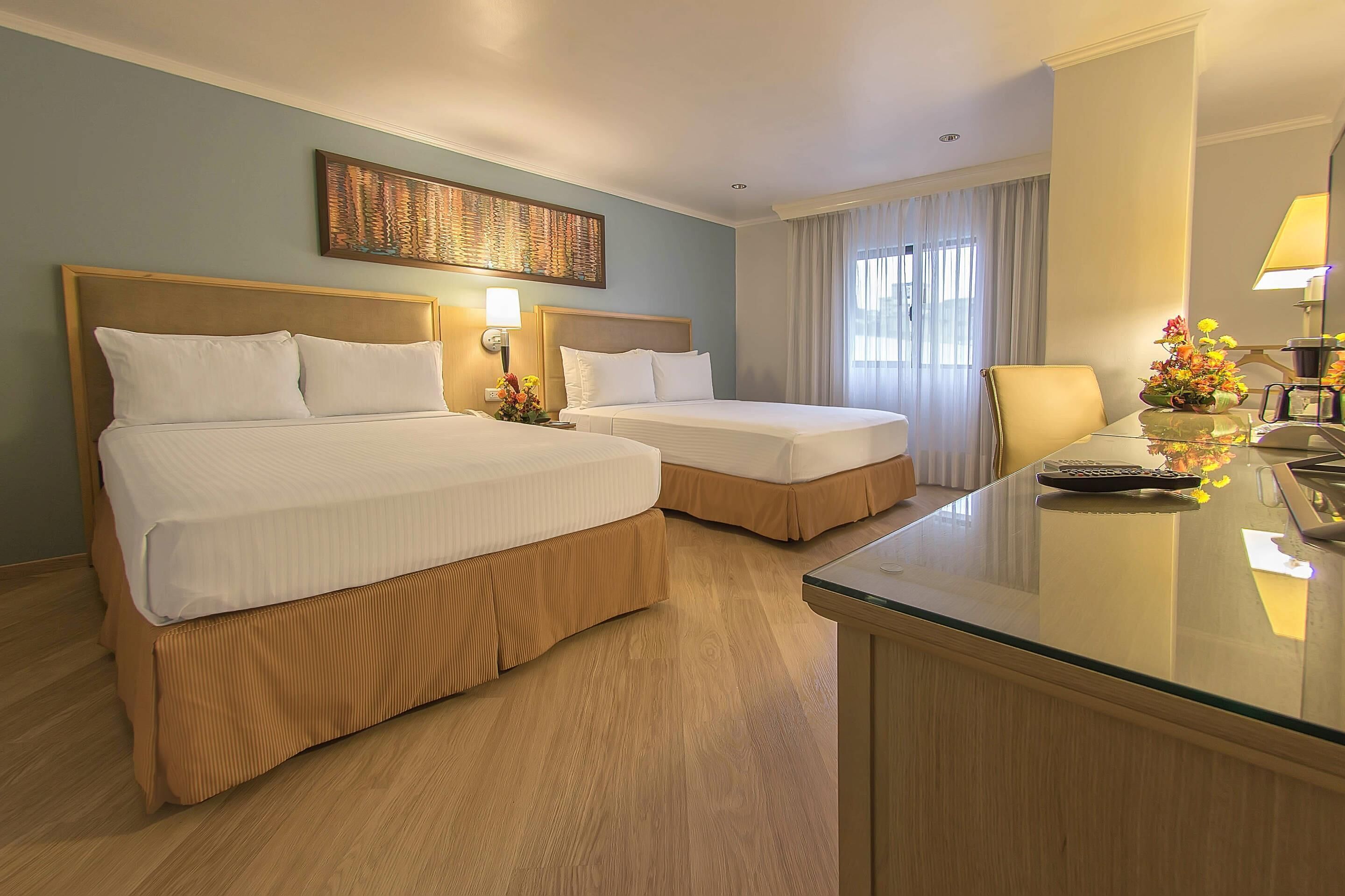 Suite, 2 camas de casal, não fumadores | Minibar, cofre no quarto, secretária 