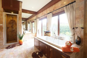 Seaview Villa | Banheiro | Banheira e chuveiro separados, secador de cabelo, roupões de banho 