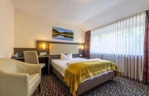 Minibar, com decoração personalizada, secretária 