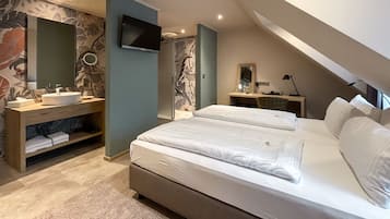 Roupa hipoalergénica, minibar, cofre no quarto, secretária