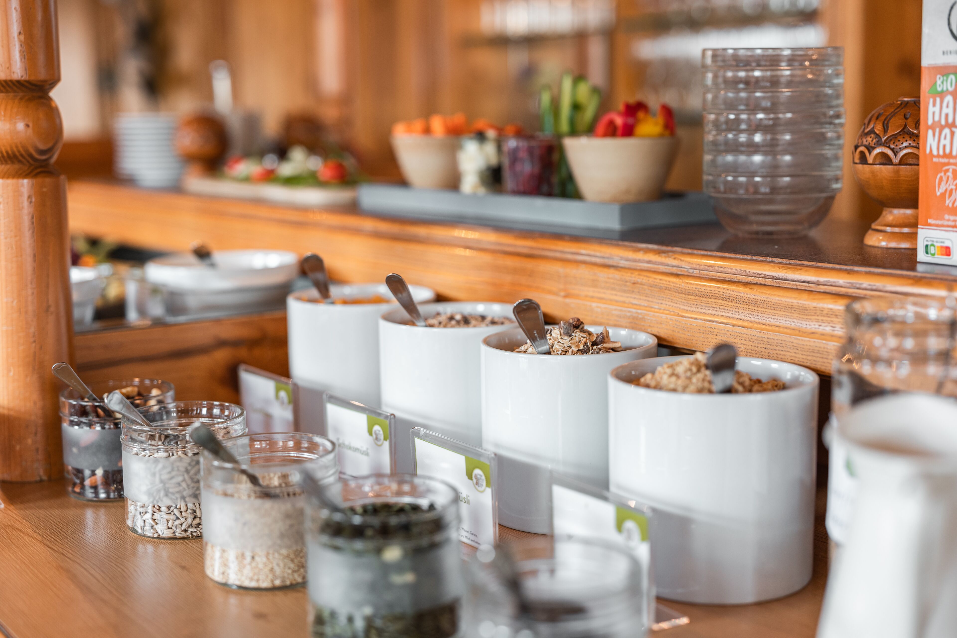 Um buffet de café da manhã com diversos alimentos e recipientes.
