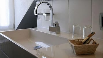 Um polibã, produtos de higiene exclusivos, um secador de cabelo