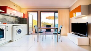Apartamento, 1 quarto, sacada | Sala de estar | TV de tela plana