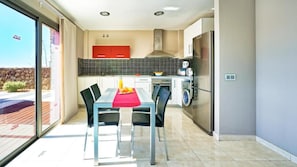 Apartamento, 2 quartos, sacada | Cozinha privada | Geladeira grande, micro-ondas, cooktop, cafeteira/chaleira