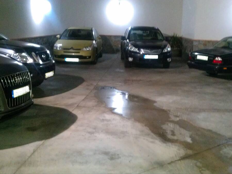 Um parque de estacionamento com vários carros.