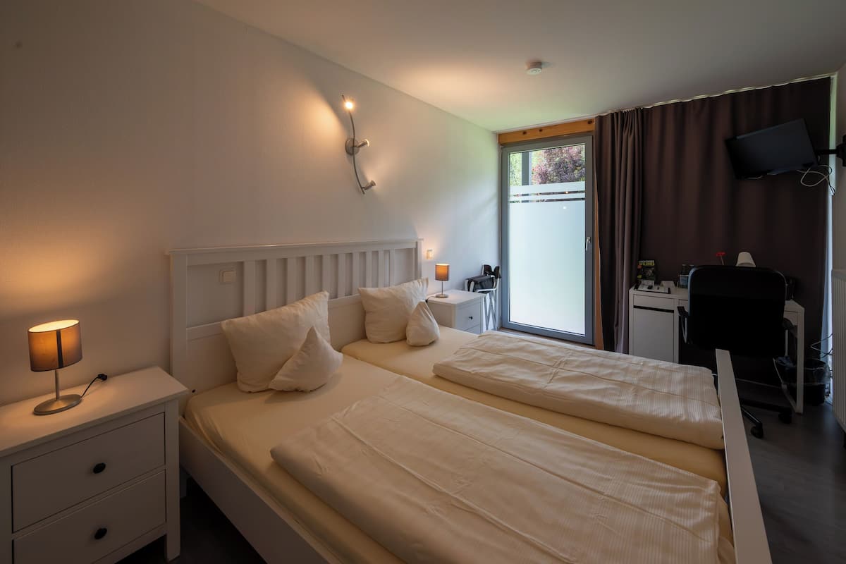 Quarto Duplo | Roupa hipoalergénica, secretária, cortinas/cortinados opacos