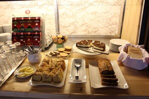 Pequeno-almoço tipo buffet diário mediante uma taxa 