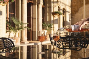 Terraço com espreguiçadeiras