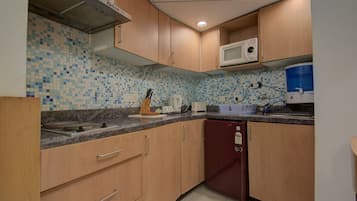 Apartamento luxo, 1 quarto, para não fumantes, cozinha americana | Cozinha privada | Geladeira, micro-ondas, cooktop, lava-louças