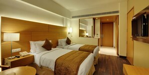 Quarto Deluxe | Roupa de alta qualidade, minibar, cofre no quarto, secretária 