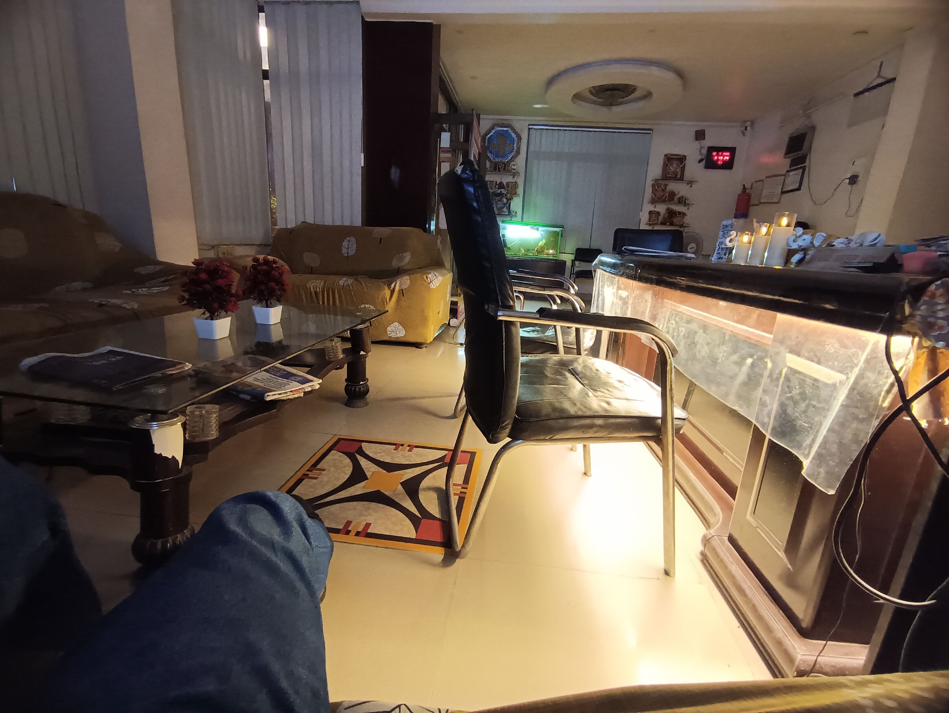 Uma sala de estar com um sofá, uma mesa de centro e um espaço de jantar com cadeiras.