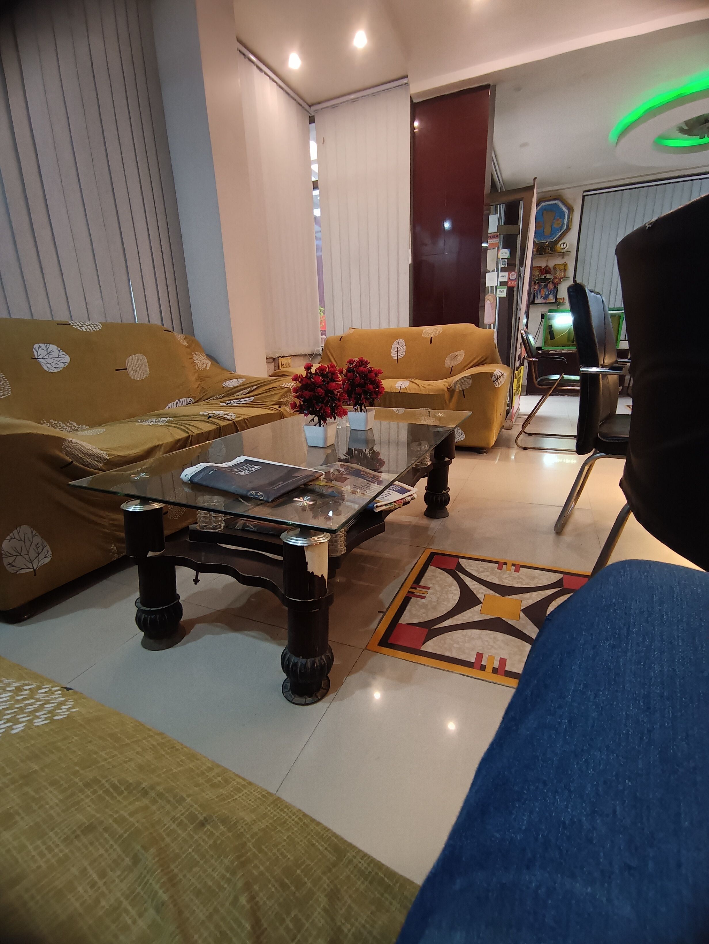 Uma sala de estar com sofá, mesa de centro e poltrona.