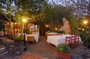 Pequenos-almoços servidos, cozinha regional, com vista para o jardim 