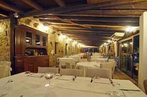 Pequenos-almoços servidos, cozinha regional, com vista para o jardim 