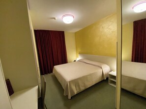 Quarto casal de uso individual | Roupas de cama premium, cofres nos quartos, escrivaninha