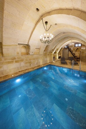 Vila superluxo, 1 cama King e sofá-cama, acesso à piscina | Banheiro | Banheira de hidromassagem, chuveiro com efeito de chuva