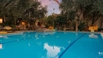 Piscina externa, funciona das 9h às 19h30, guarda-sóis, espreguiçadeiras