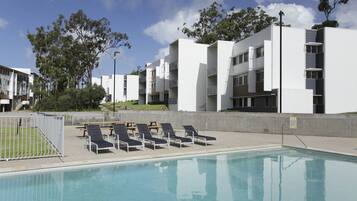 Piscina exterior, espreguiçadeiras