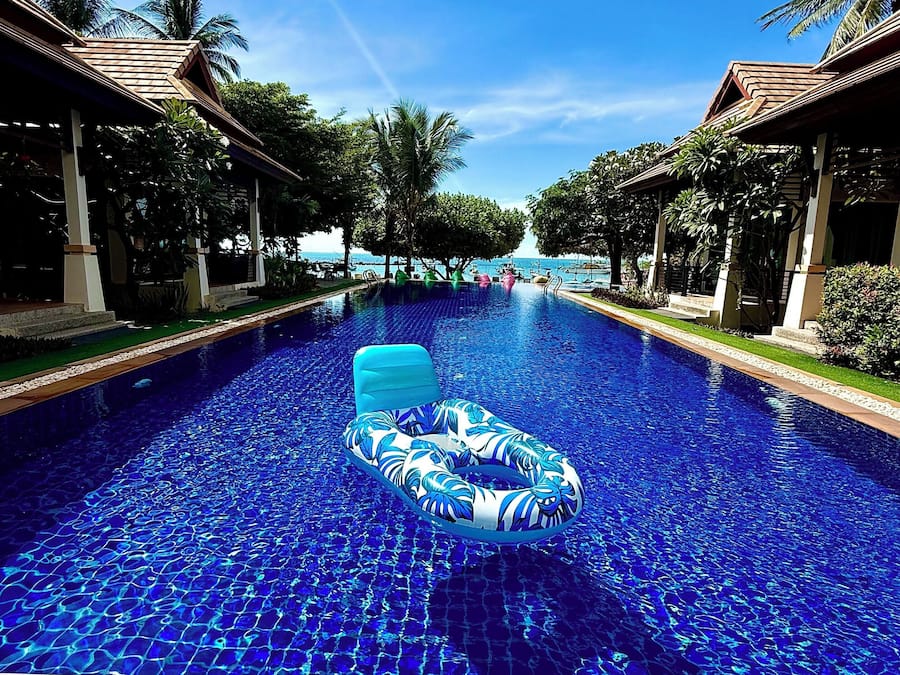 Piscina exterior, espreguiçadeiras