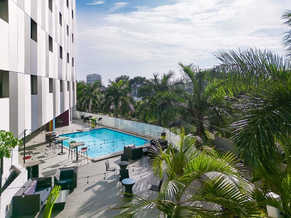 Piscina exterior, espreguiçadeiras 