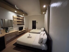 Superior Family Room | Frigobar, cofres nos quartos, escrivaninha, Wi-Fi de cortesia