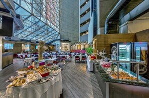 Café da manhã com buffet grátis todos os dias