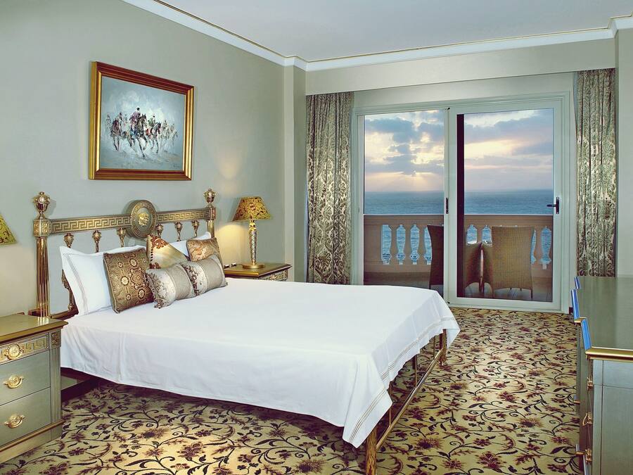 Frigobar, cofres nos quartos, escrivaninha, quartos à prova de som