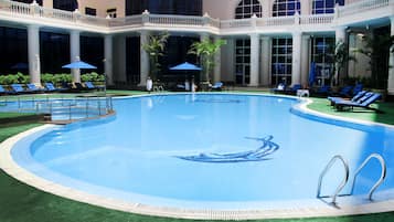 Piscina exterior, da(s) 9:00 à(s) 15:00, guarda-sóis, espreguiçadeiras