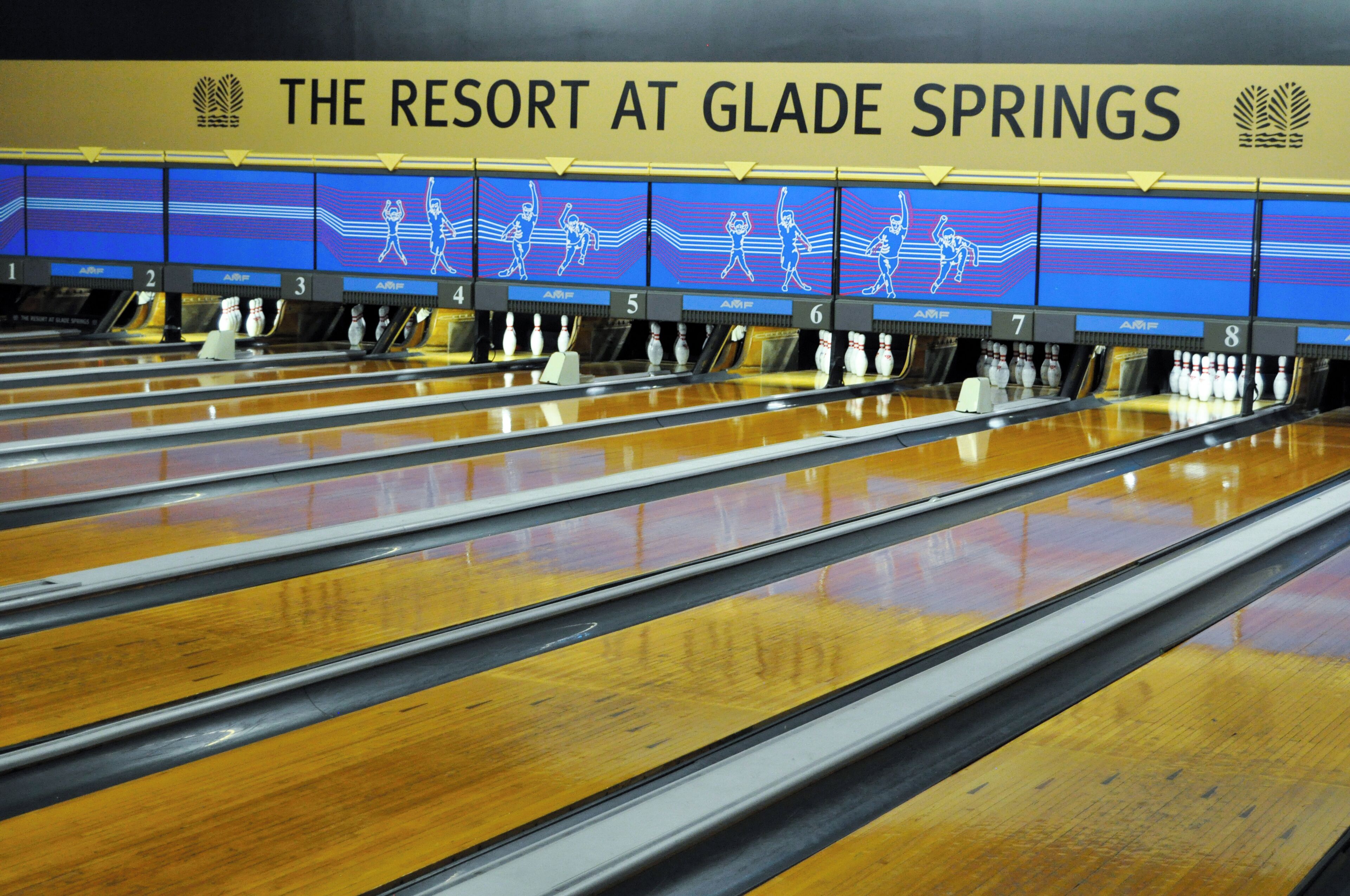 Uma pista de boliche com pistas numeradas de 1 a 8 e uma placa com a inscrição "The Resort at Glade Springs".