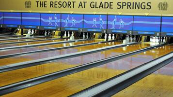 Uma pista de boliche com pistas numeradas de 1 a 8 e uma placa com a inscrição "The Resort at Glade Springs".