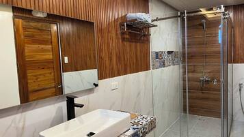 Quarto Deluxe | Casa de banho | Artigos de higiene pessoal grátis, toalhas fornecidas, sabão, champô
