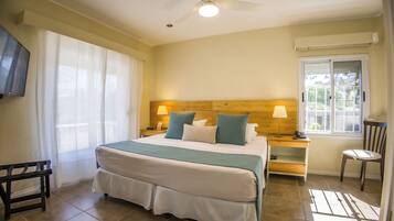 Quarto triplo standard | Frigobar, cofres nos quartos, individualmente decorados