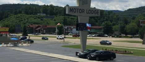 Um estacionamento com uma placa para Conner Hill Motor Lodge.