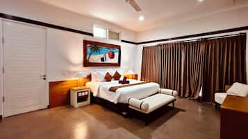 Quarto luxo, 1 cama King, vista para a piscina | Roupas de cama premium, camas Select Comfort, frigobar
