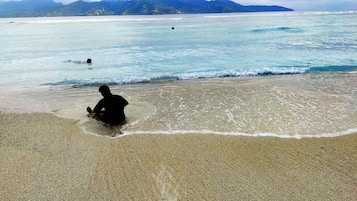 Na praia, espreguiçadeiras, toalhas de praia