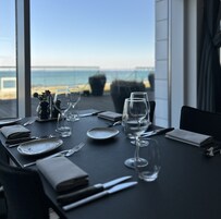 Pequenos-almoços, almoços, jantares servidos, com vista para a praia 